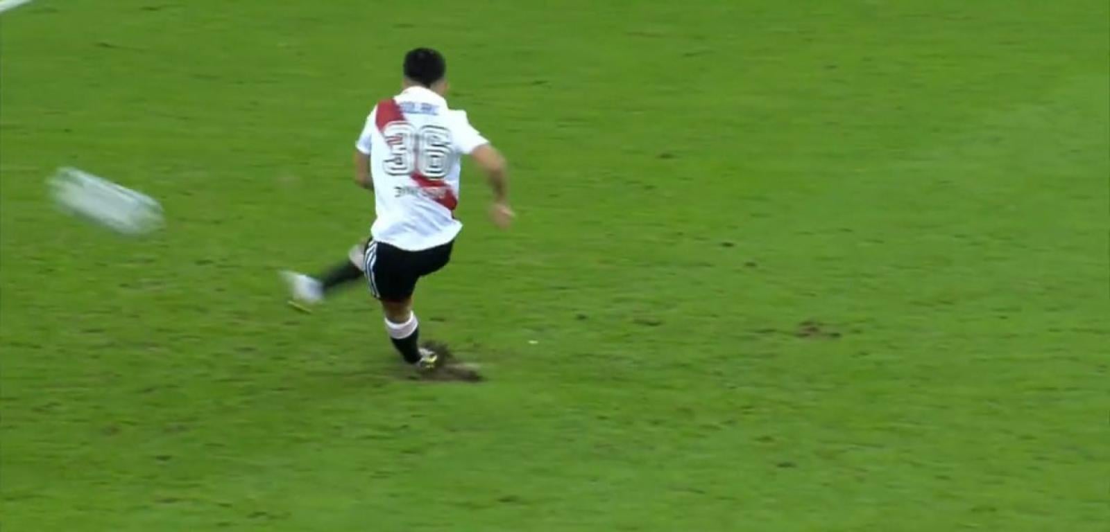 El doble toque de Pablo Solari en el penal de la discordia: ¿qué dice ...