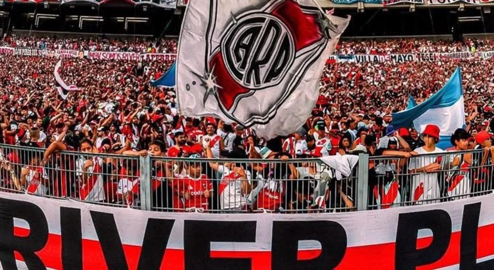 El Monumental, en modo cabildo abierto: las letras picantes del enojo ...