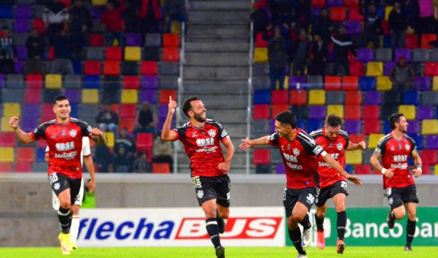 Lucas Gamba anotó un gol de la mitad de la cancha | El Gráfico