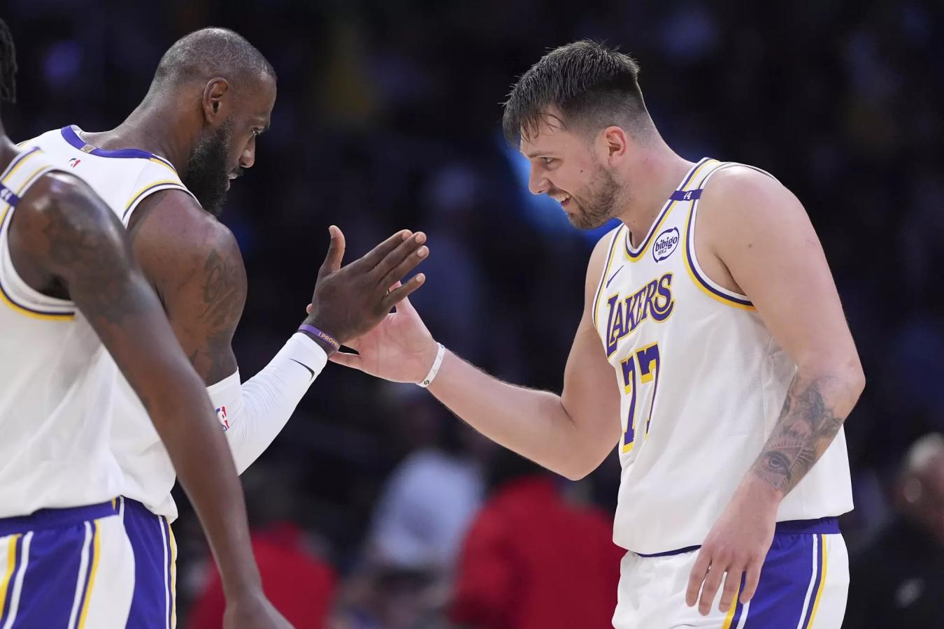 El dúo dinámico comenzó a brillar: sexta victoria al hilo de los Lakers de LeBron James y Luka ...