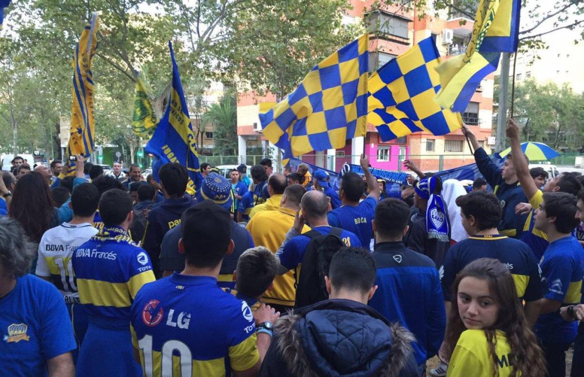 Banderazo xeneize en Sevilla | El Gráfico