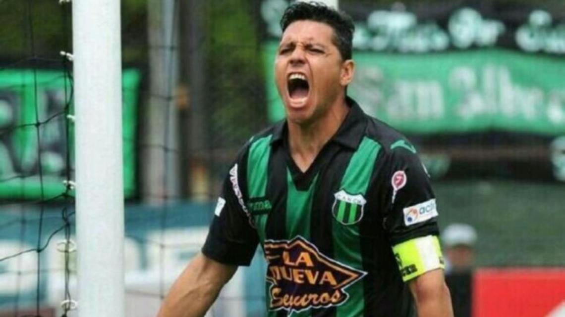 A los 42 años, Gomito llegó a los 100 goles en Nueva Chicago | El Gráfico