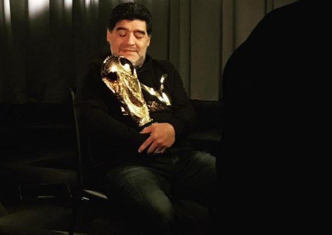 El reencuentro de Maradona con la Copa del Mundo | El Gráfico