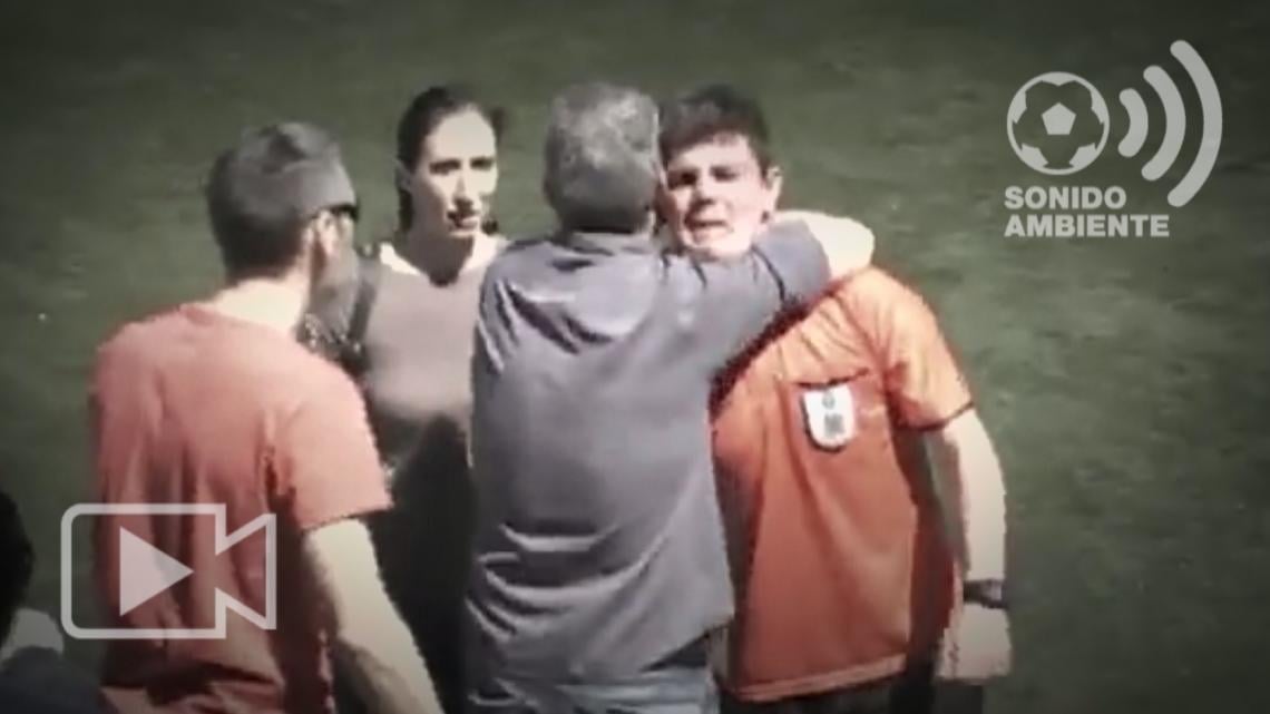 Árbitro se va llorando y los hinchas lo consuelan | El Gráfico