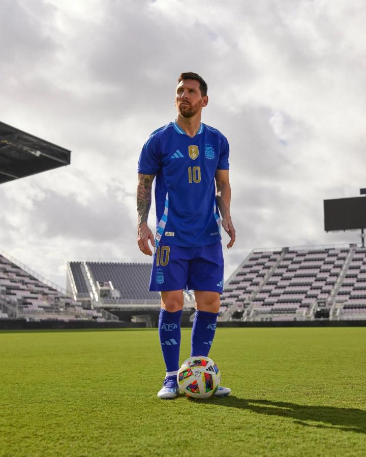 De estreno: Lionel Messi con la nueva camiseta de la Selección ...