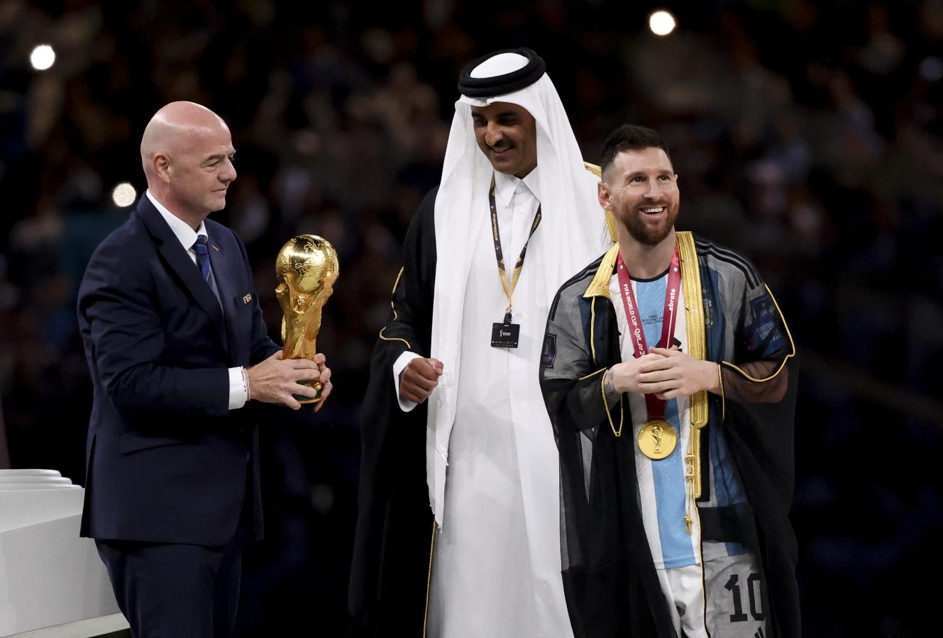 El bisht, la capa especial que lució Lionel Messi en la premiación ...