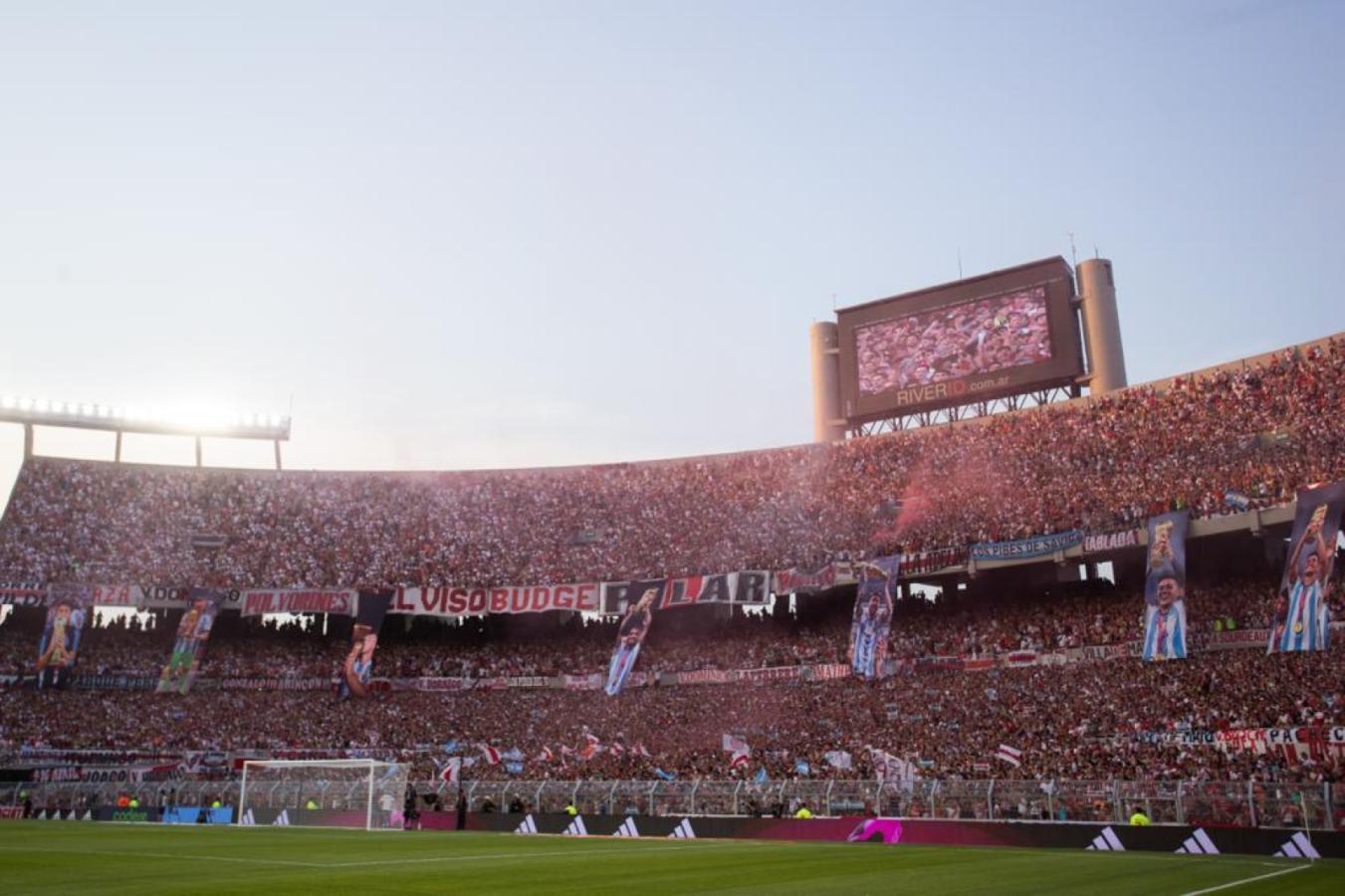 Alerta Monumental Un Hincha De River Se Cayó De Una Tribuna El Gráfico