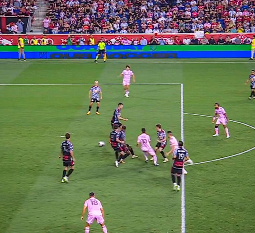 Showtime Messi: el pase imposible en la previa de su gol | El Gráfico