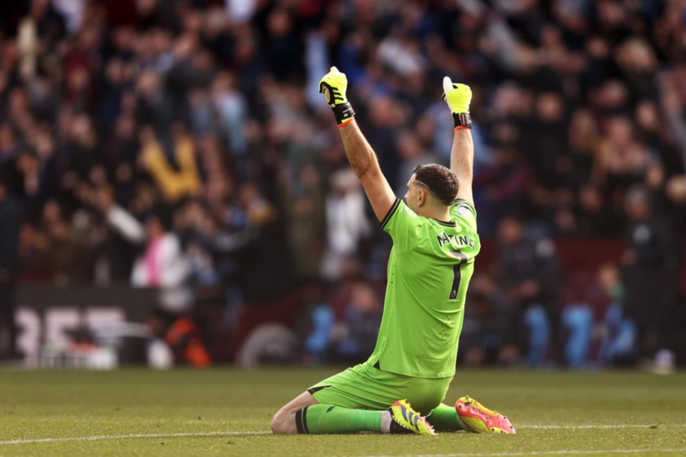 Dibu Martínez, otra vez figura: grandes atajadas en el triunfo de Aston Villa | El Gráfico