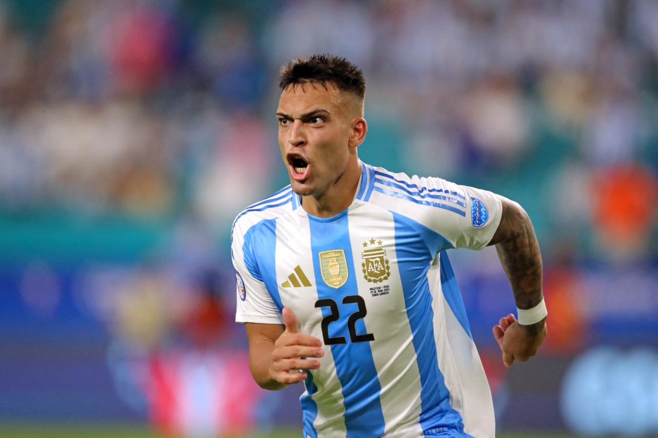Toro un goleador: el doblete de Lautaro Martínez ante Perú | El Gráfico
