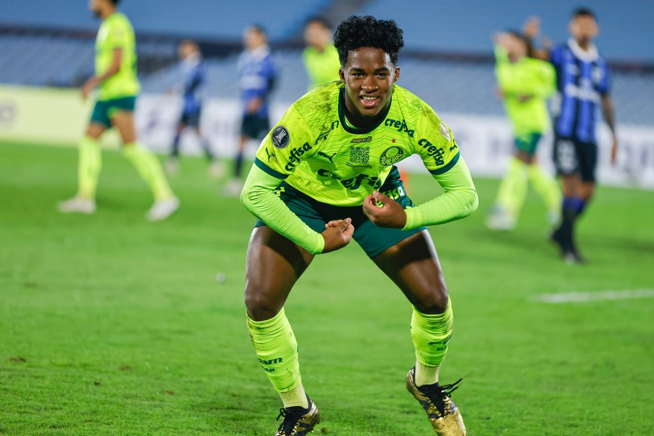 El polémico festejo a lo King Kong de Endrick que levantó la ...