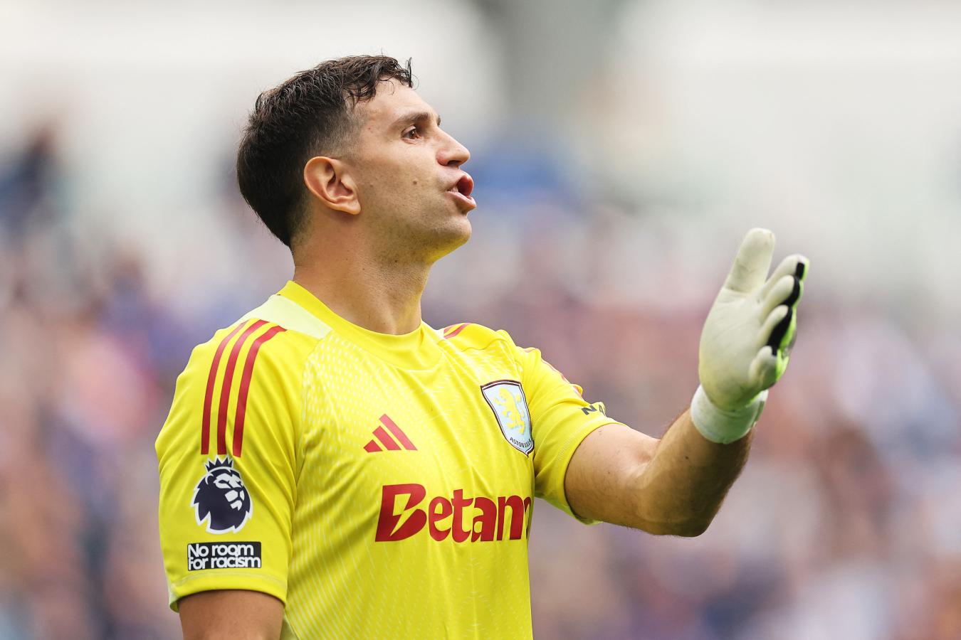 Dibu Martínez brilló con dos atajadones y una valla invicta en su regreso al arco de Aston Villa ...