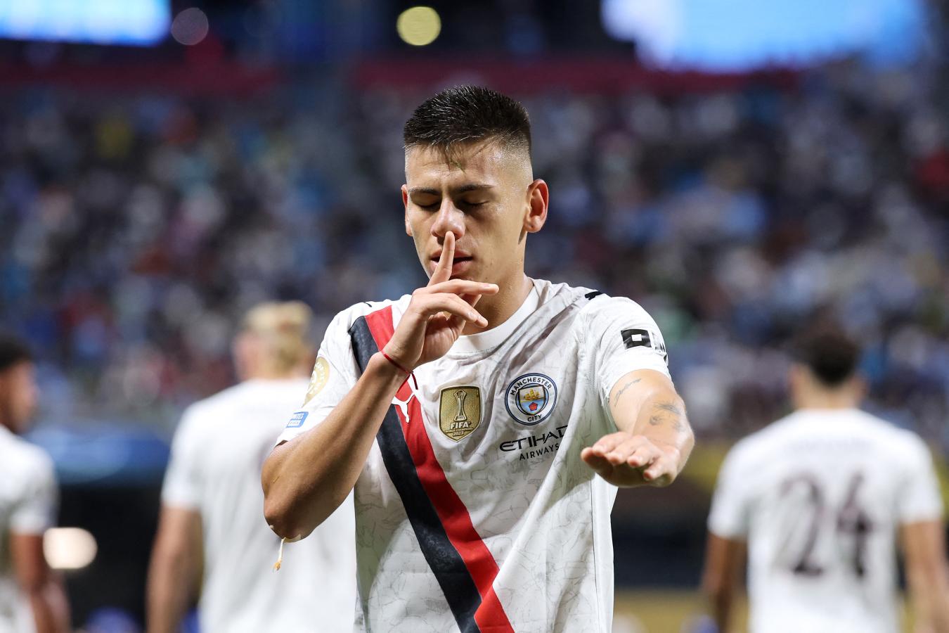 Echeverri aprovechó su titularidad y anotó un golazo en el 6-0 de Manchester City | El Gráfico