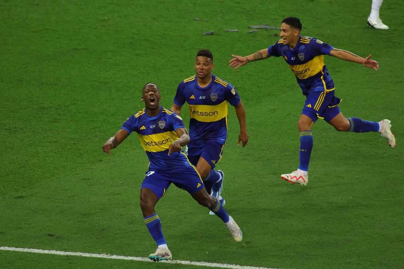 El golazo de Luis Advíncula que empató la final | El Gráfico